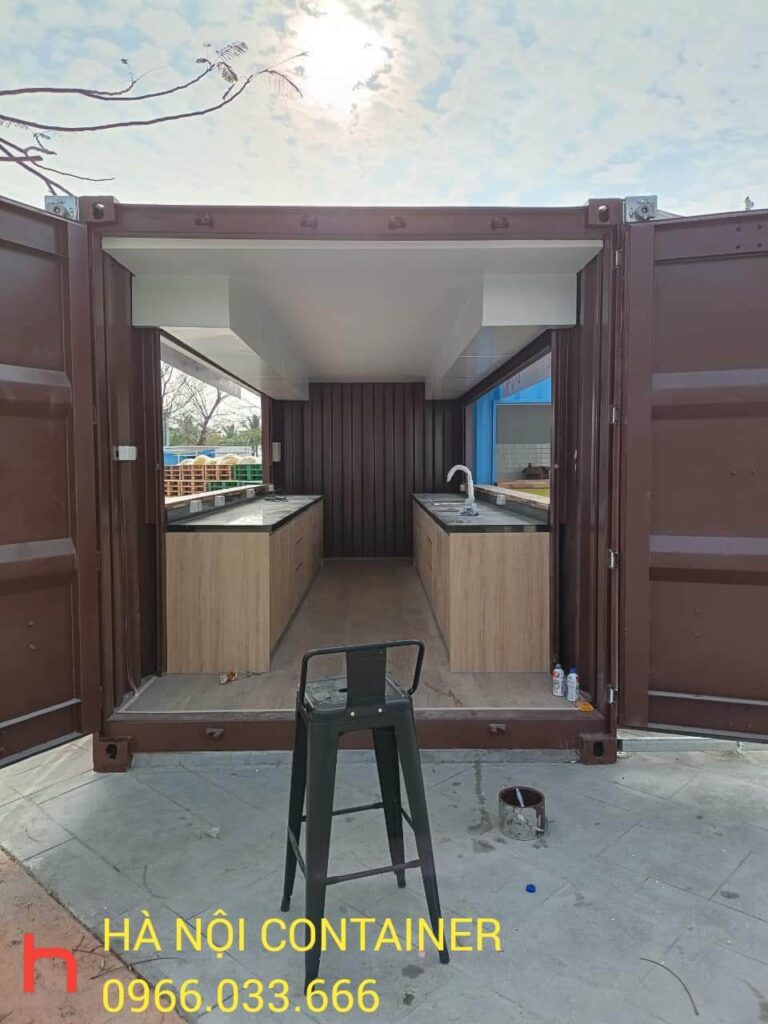 Khu ẩm thực bằng container Bay Zone tại Hạ Long, Quảng Ninh.