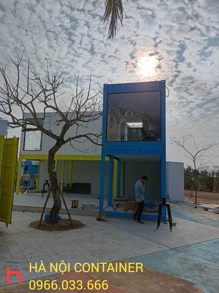 Khu ẩm thực bằng container Bay Zone tại Hạ Long, Quảng Ninh.