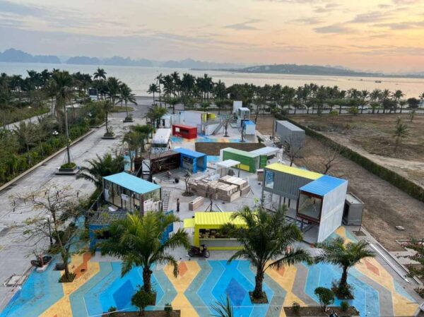 Khu ẩm thực bằng container Bay Zone tại Hạ Long, Quảng Ninh.